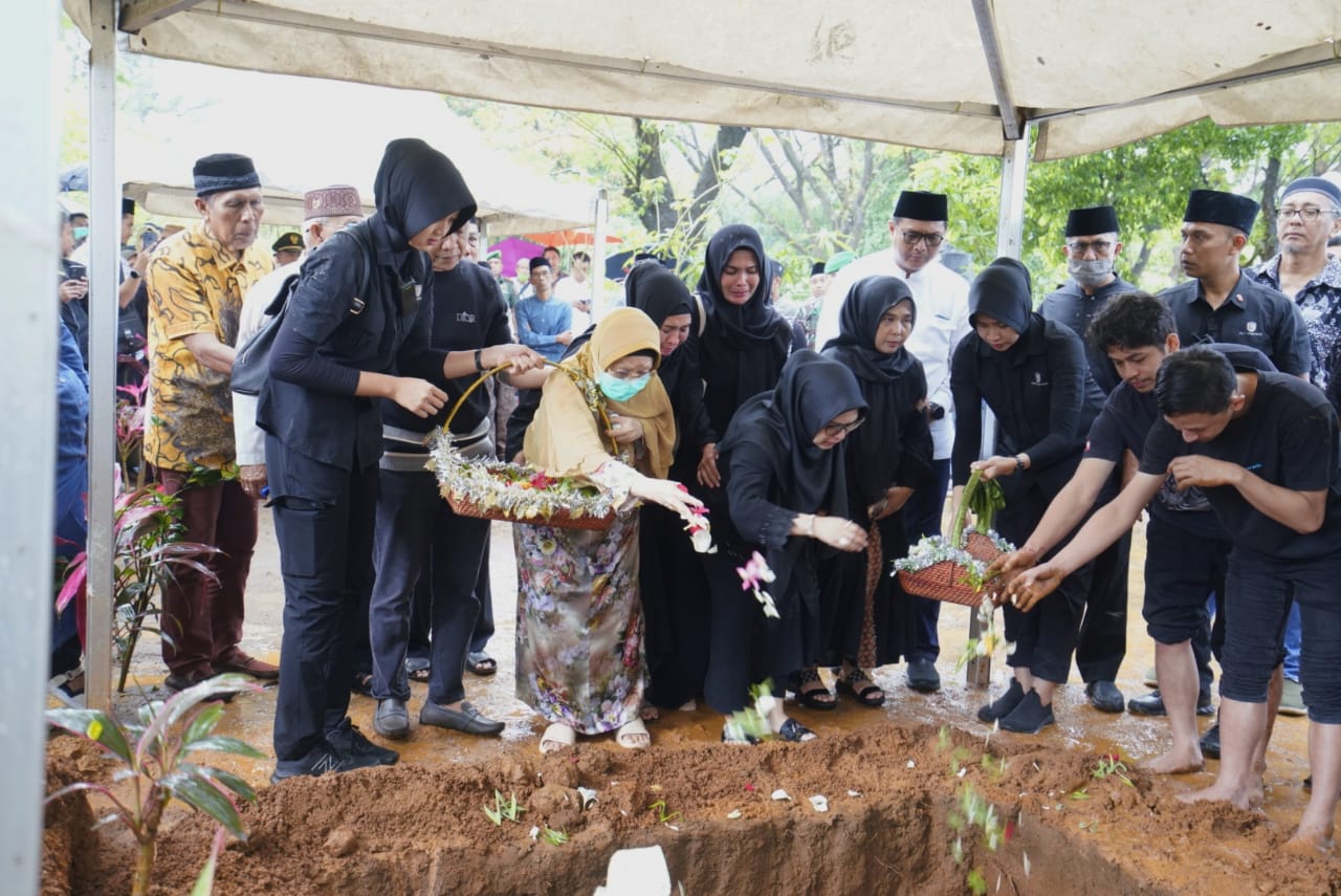Rapsel Ali Dimakamkan di Taman Makam Pahlawan Panaikang - Djournalist.com