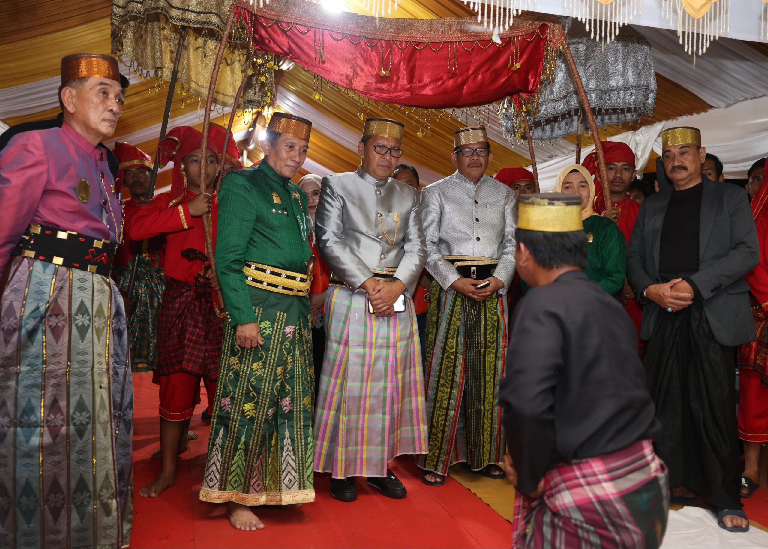Raja Adat Marusu Perkenalkan Danny - Azhar di Upacara Adat 'Appalili ...